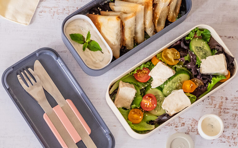 Recette Bento - Bricks au Frais Thym & Romarin et salade estivale à l'Affiné 100% végétal - Monbento